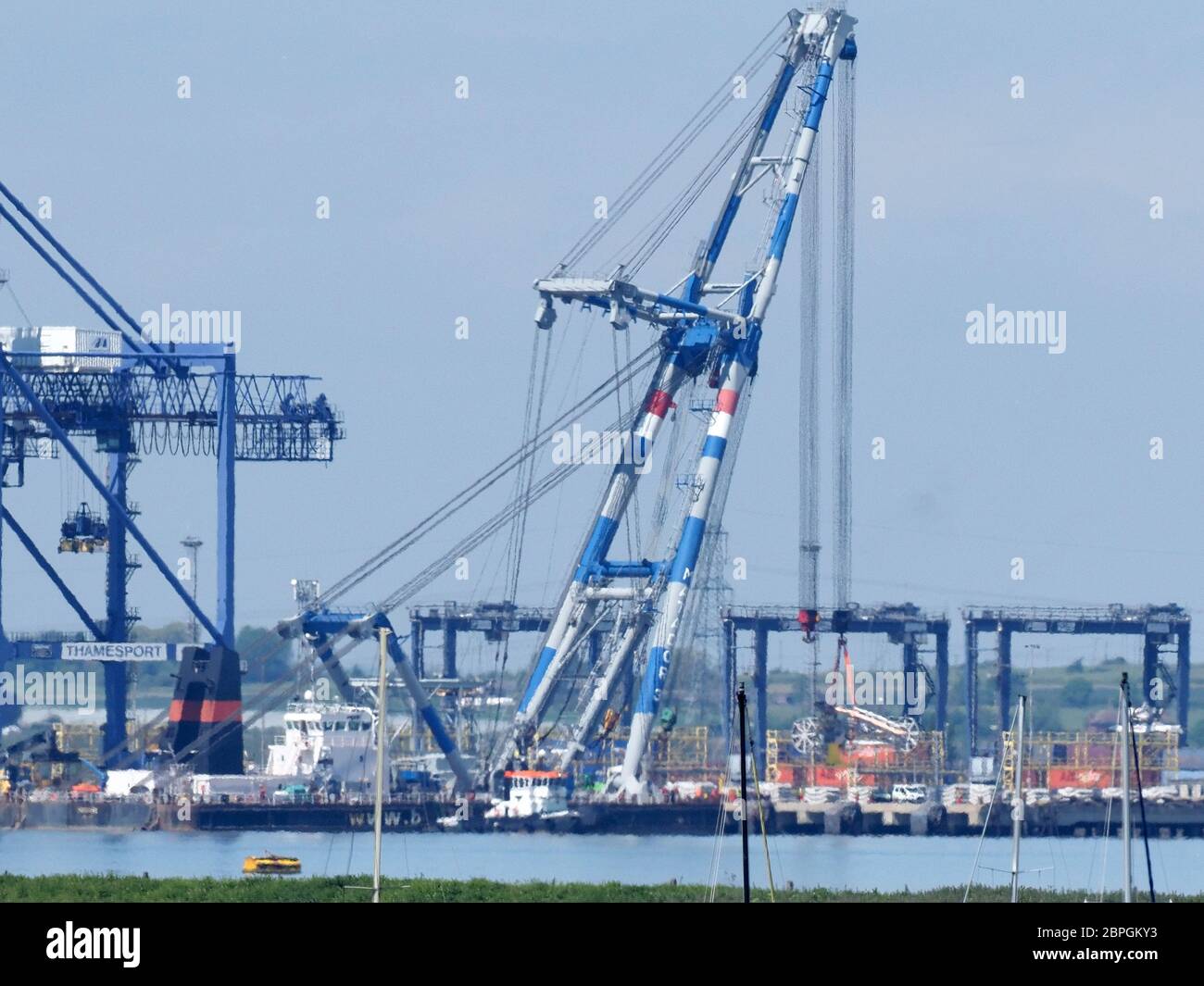 Floating sheerleg crane hi-res stock photography and images - Alamy