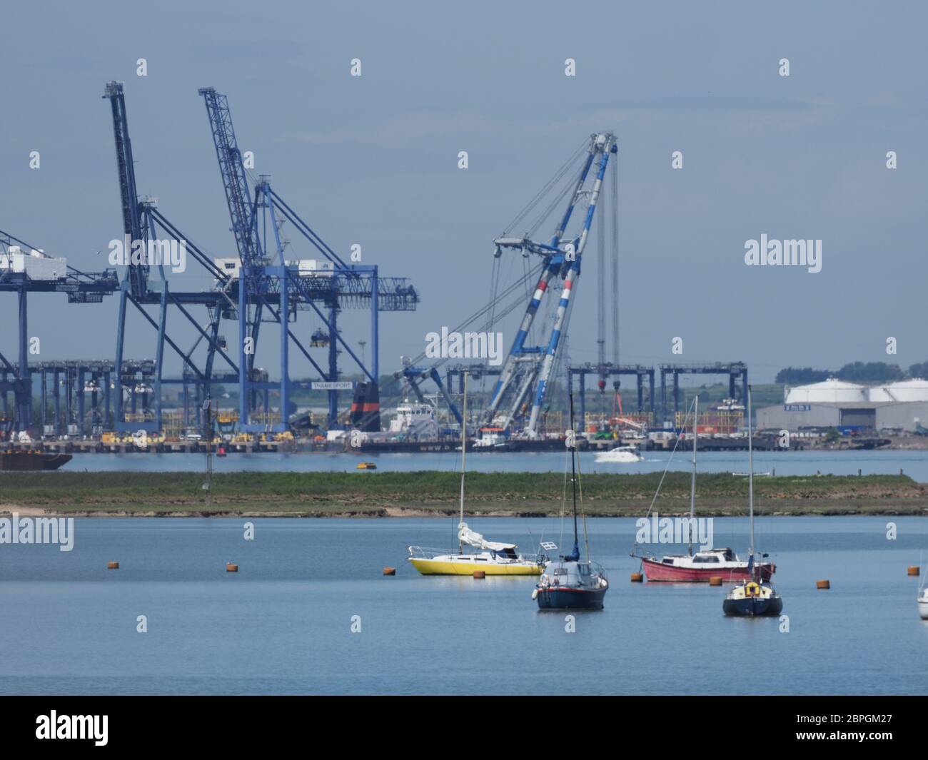 Floating sheerleg crane hi-res stock photography and images - Alamy