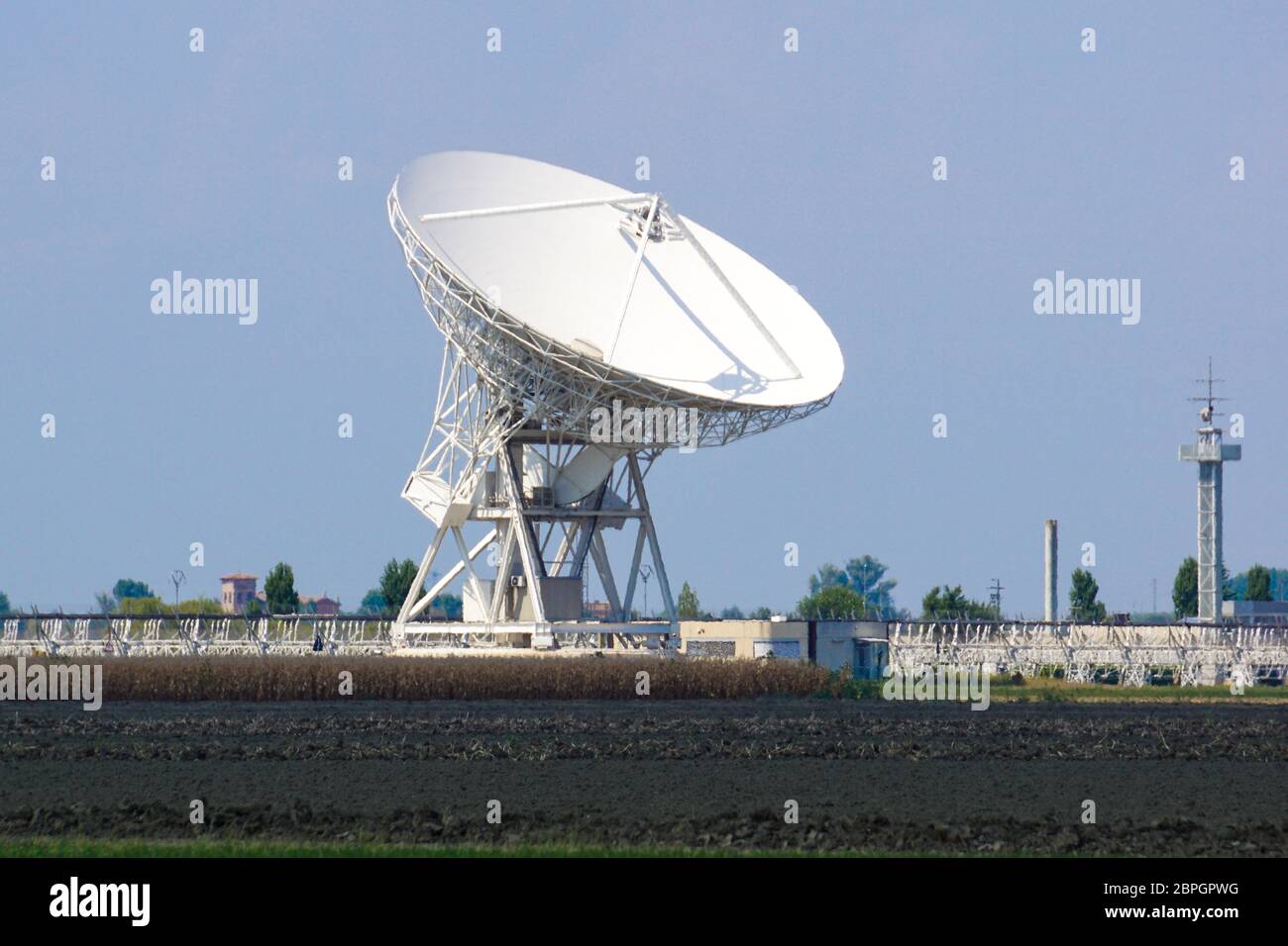 Giant dish antenna hi-res stock photography and images - Alamy