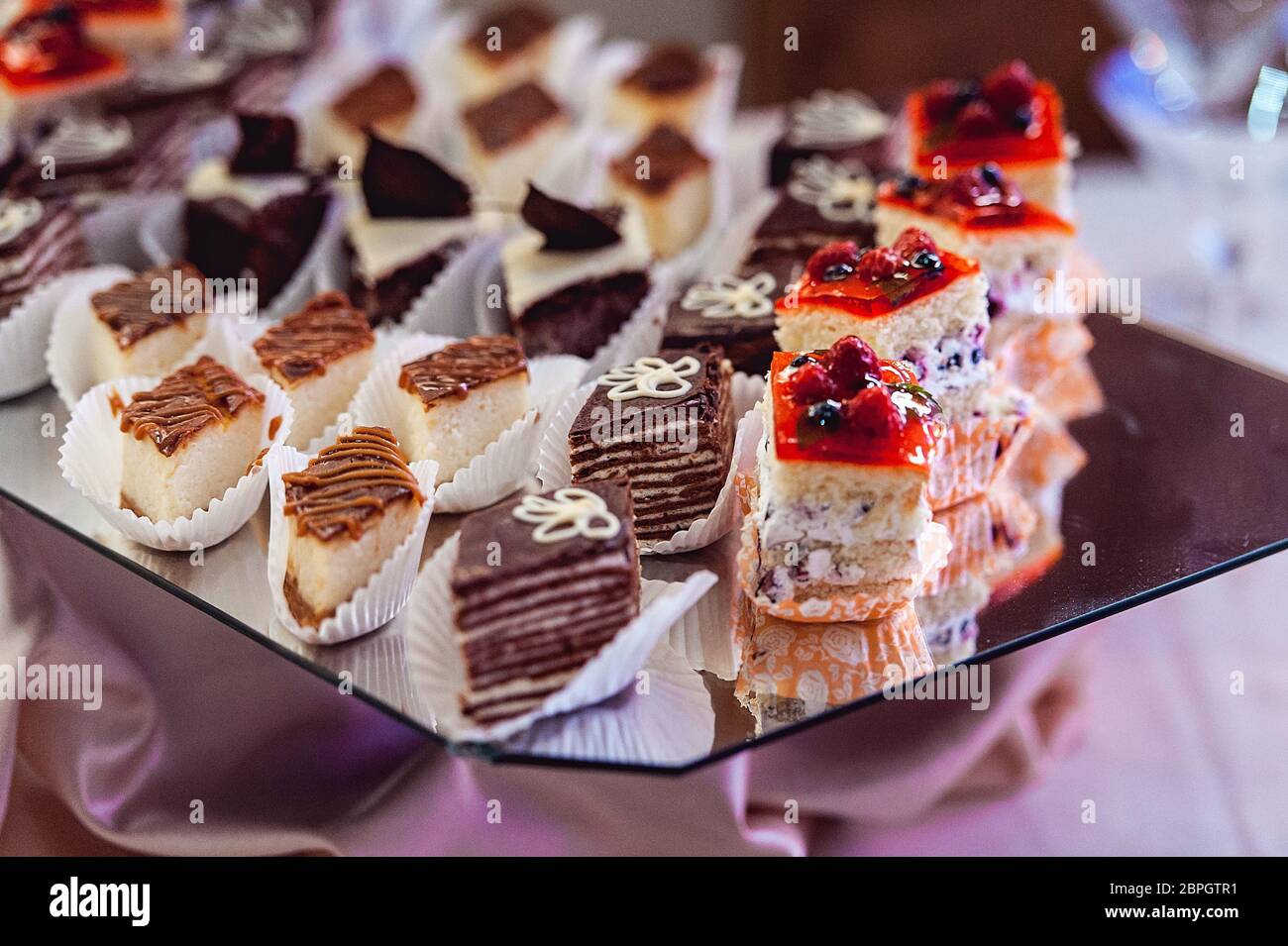 Rows of cakes on tray hi-res stock photography and images - Alamy
