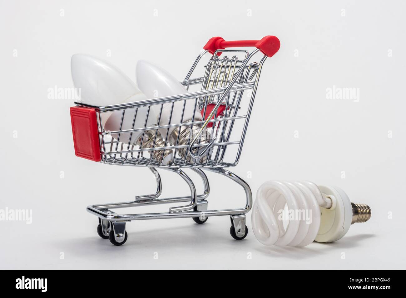In the grocery cart are LED bulbs, next is an energy-saving light bulb ...