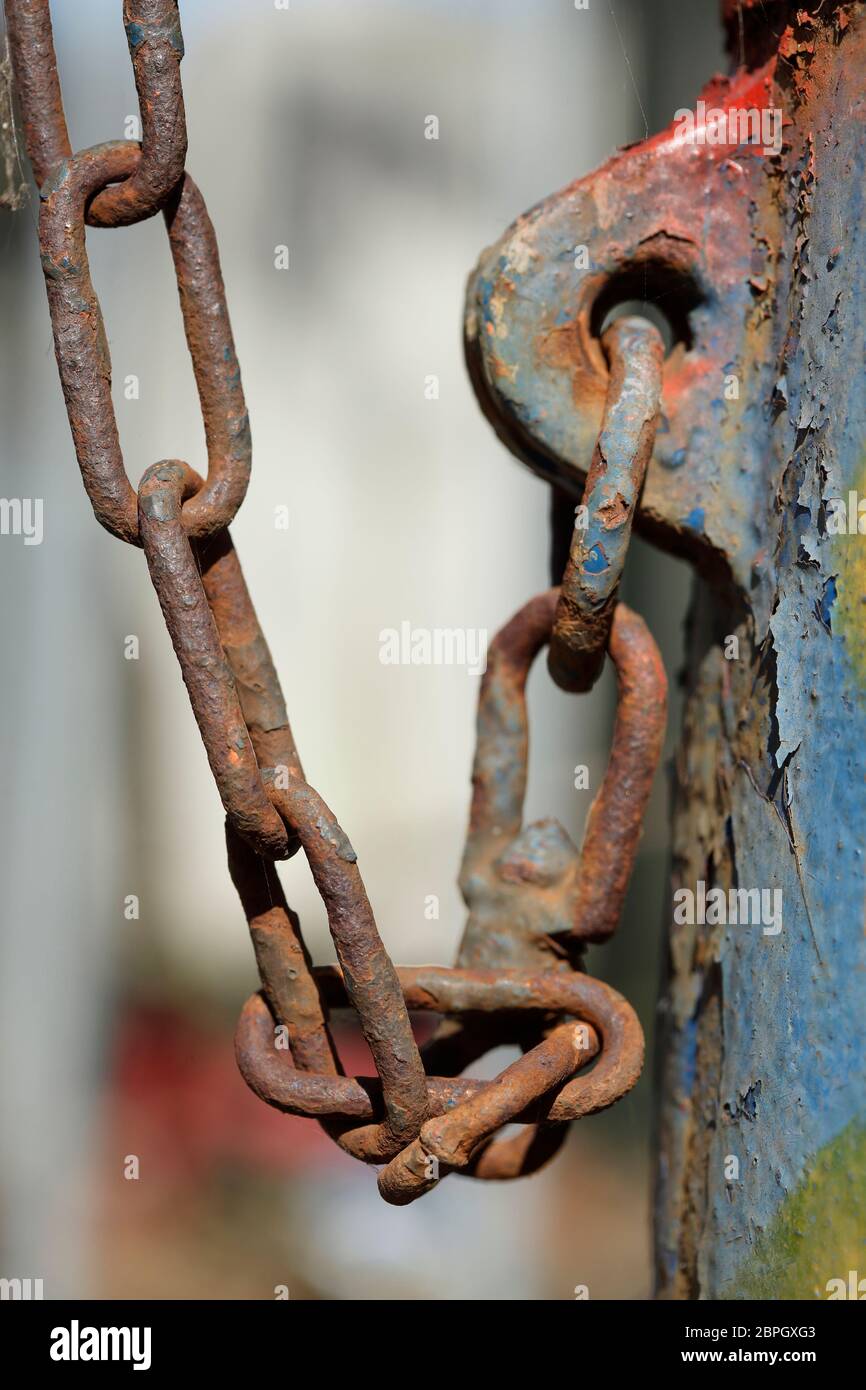 Rusty iron chain hi-res stock photography and images - Alamy