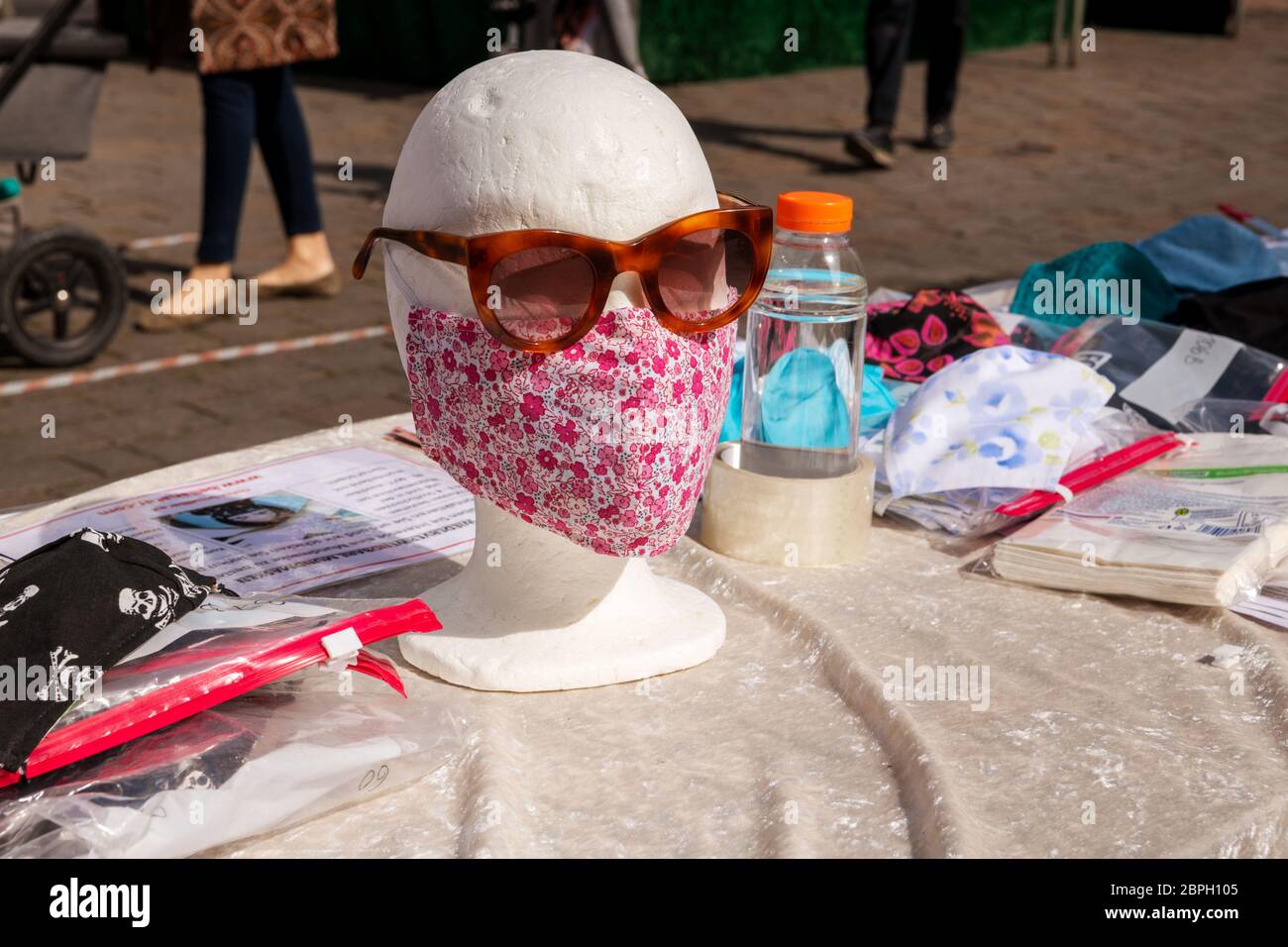 Sales booth with face masks in Berlin Mitte Stock Photo - Alamy