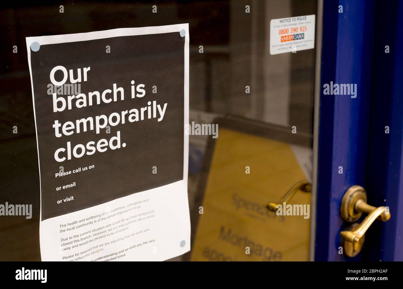 Customer notice in a shop window during the Covid-19 pandemic, Market ...