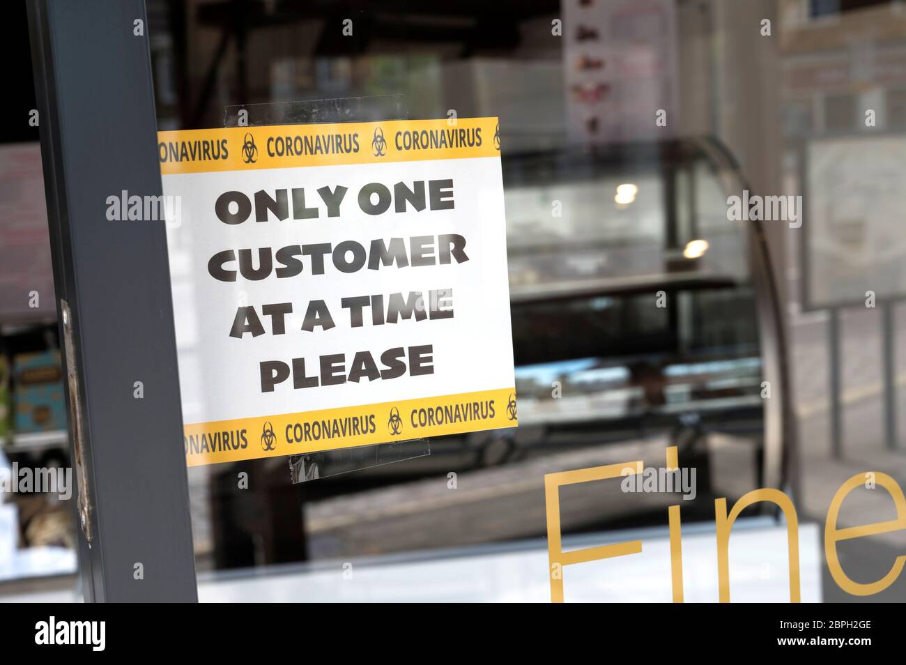 Customer notice at a shop entrance during the Covid-19 pandemic, Market ...