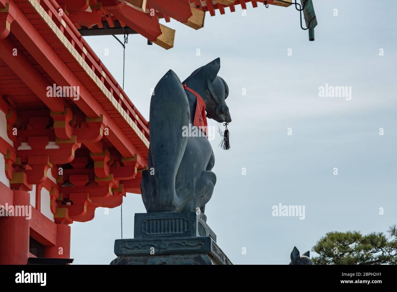 Kitsune guardian fox statue hi-res stock photography and images - Alamy