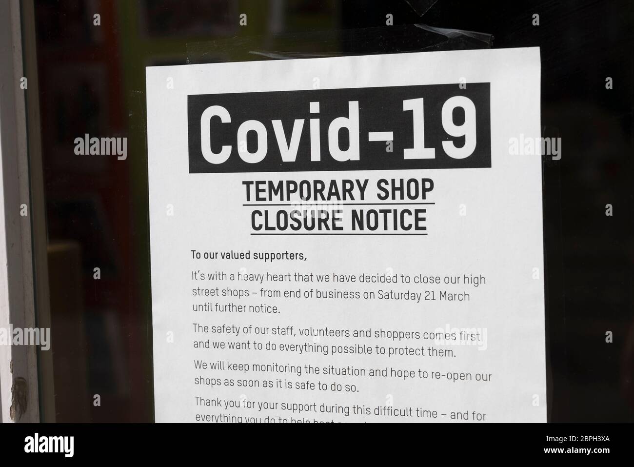 Customer notice in a shop window during the Covid-19 pandemic, Market ...