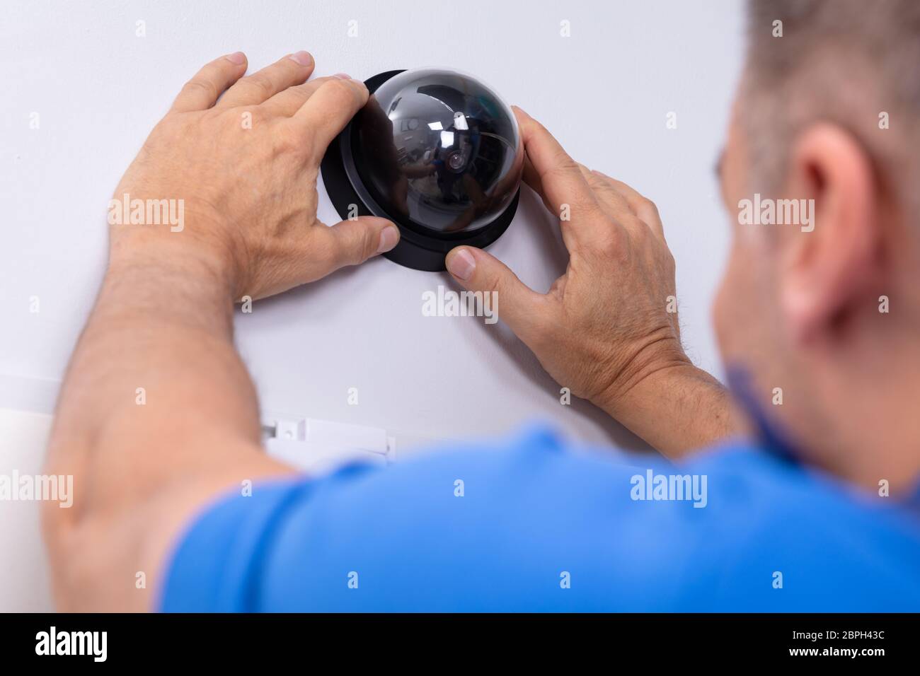 Hand installing hi-res stock photography and images - Alamy
