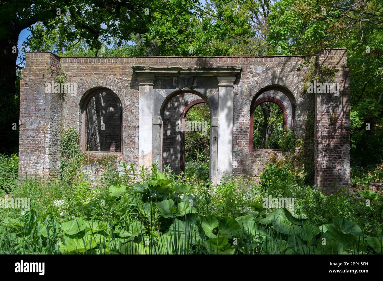 Holland house ruins hi-res stock photography and images - Alamy