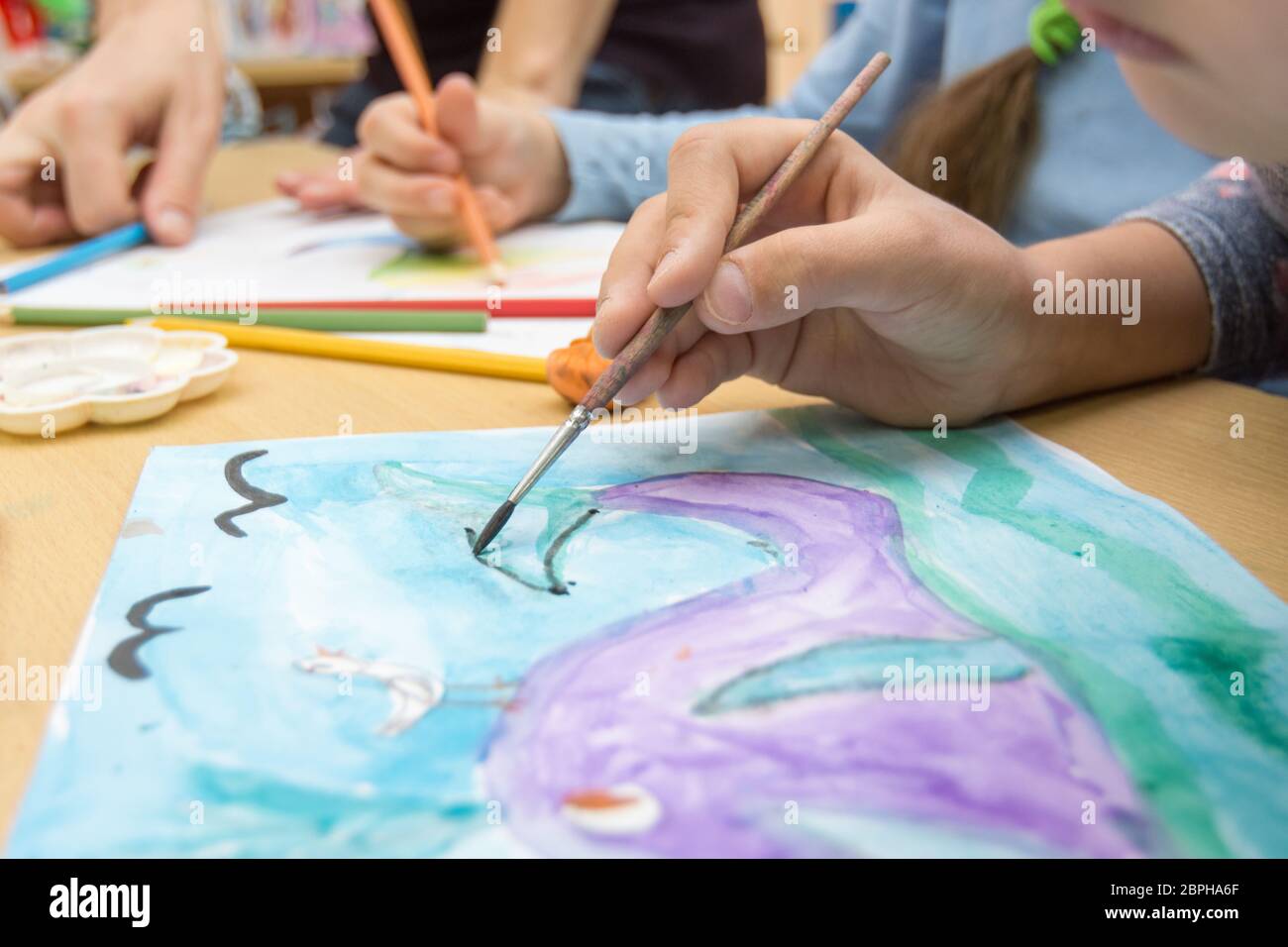 Hand draws a drawing in a school of drawing Stock Photo - Alamy