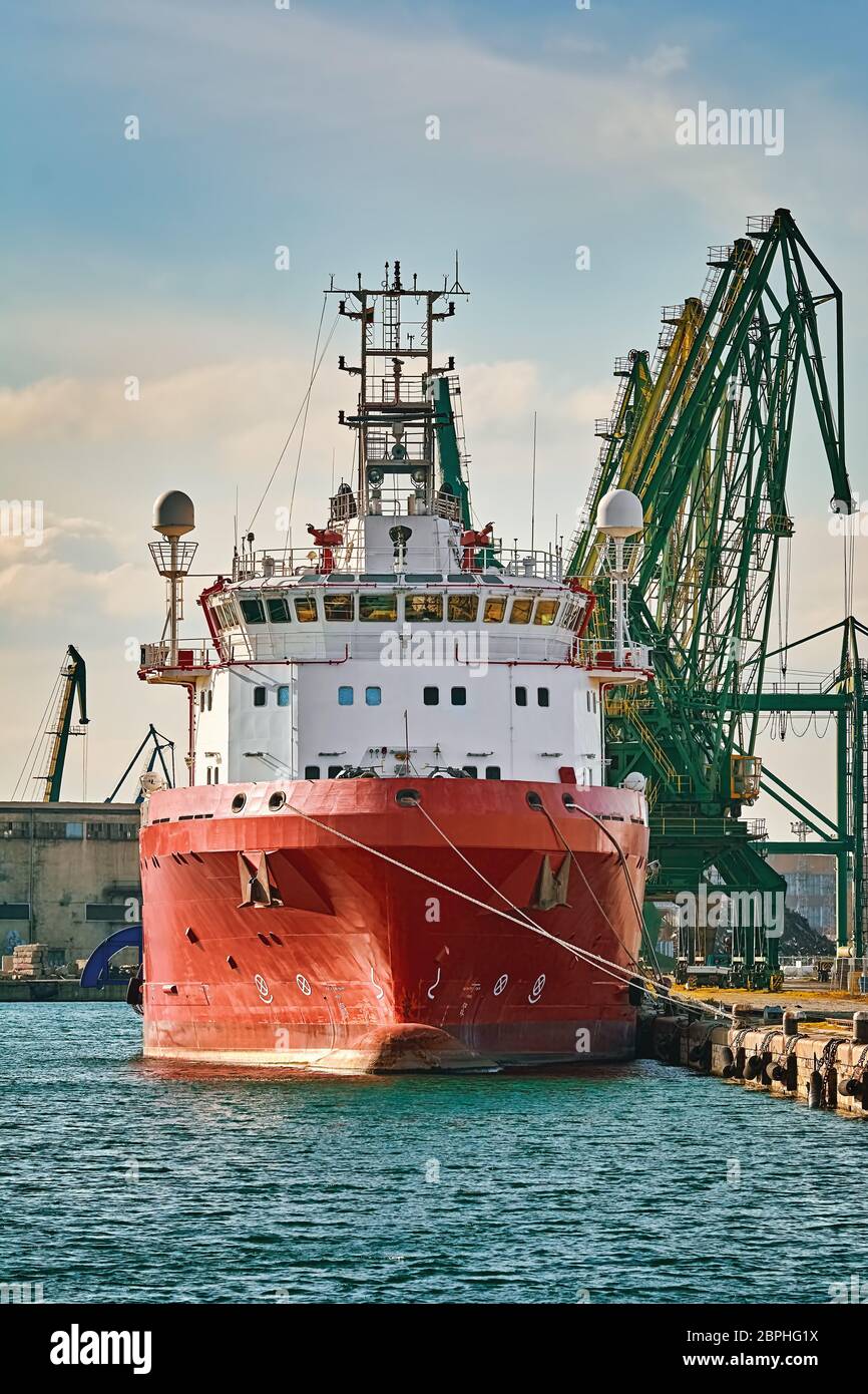 Platform supply vessel hi-res stock photography and images - Alamy