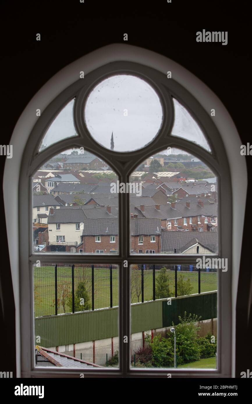 Wall permanently dividing Protestant and Catholic Belfast neighborhoods ...