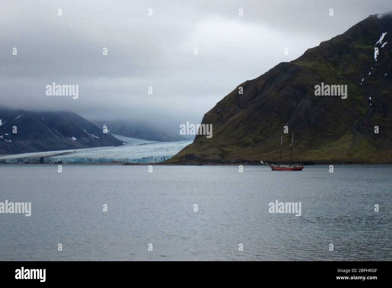 Segelyacht "Noorderlicht" im Bellsund, Spitzbergen Stock Photo - Alamy