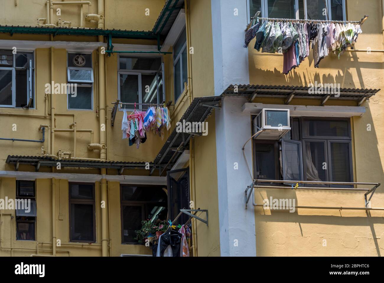 Hong kong apartment building clothes hi-res stock photography and ...