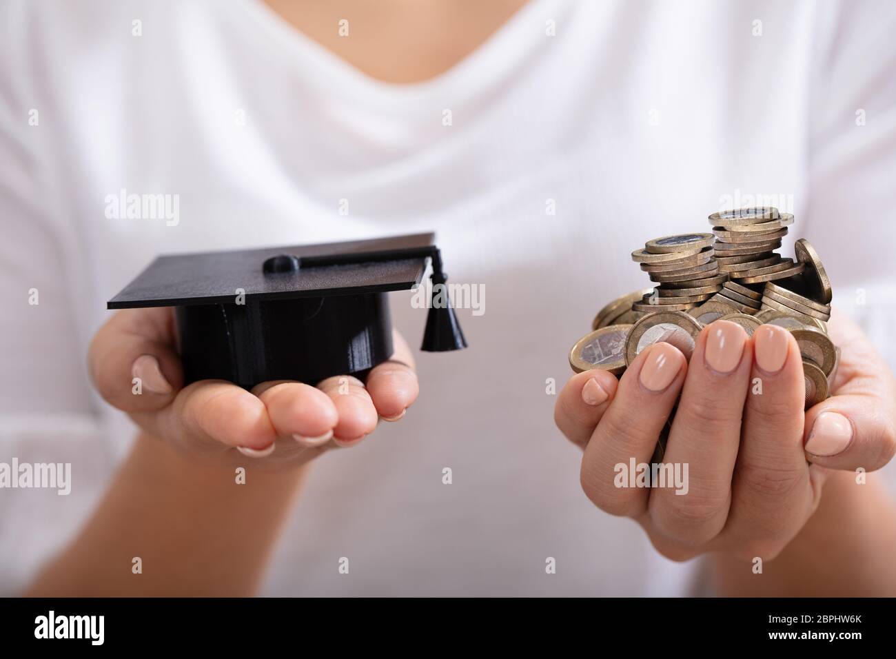 Hand holding hat graduation hi-res stock photography and images - Alamy
