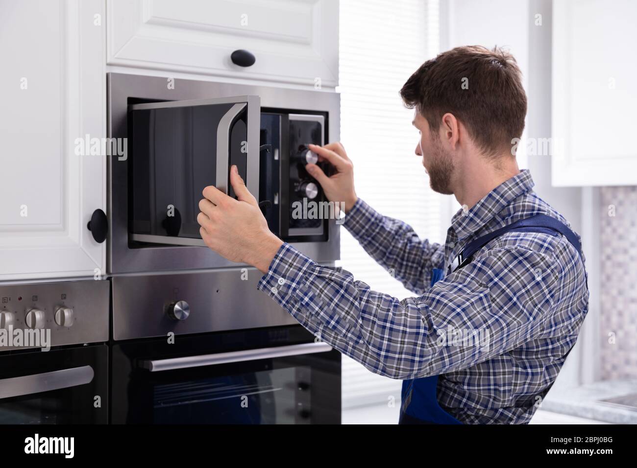 Fixing microwave oven hi-res stock photography and images - Alamy