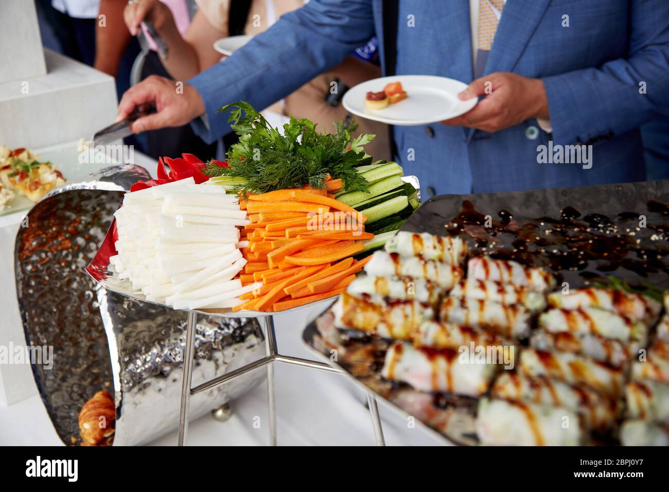 Men in suits dinner table hi-res stock photography and images - Alamy