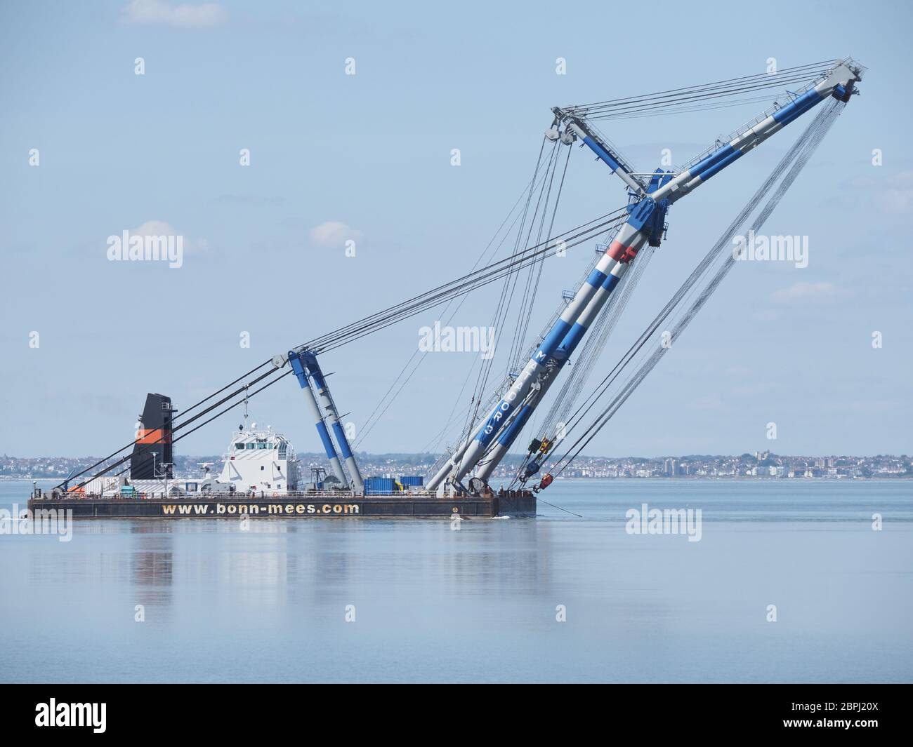 Floating sheerleg crane hi-res stock photography and images - Alamy