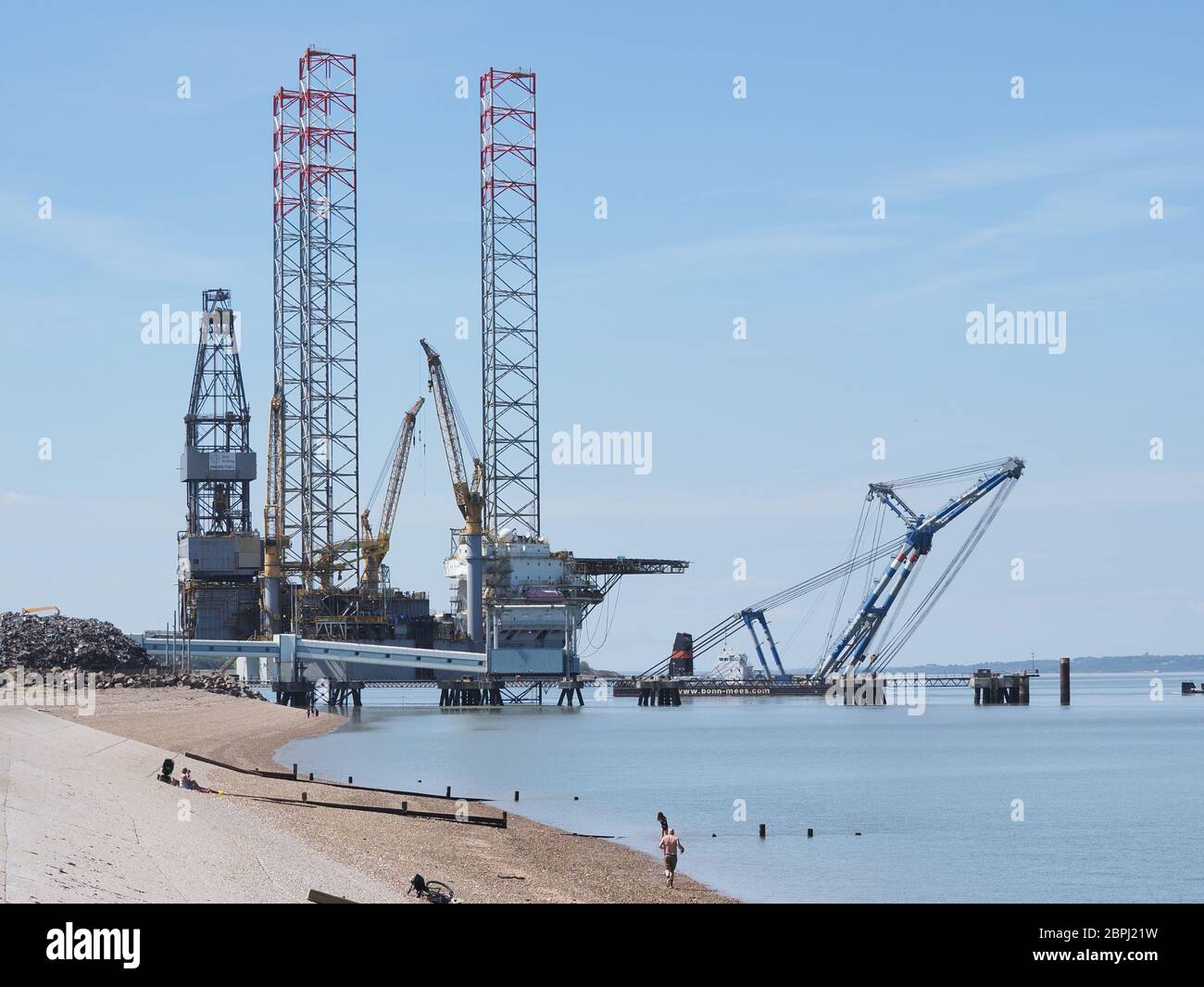 Floating sheerleg crane hi-res stock photography and images - Alamy