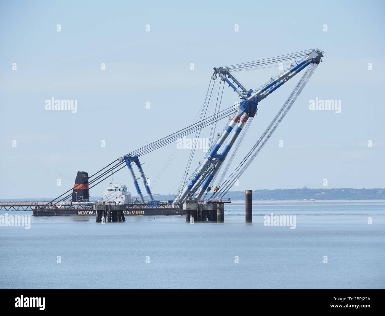 Floating sheerleg crane hi-res stock photography and images - Alamy