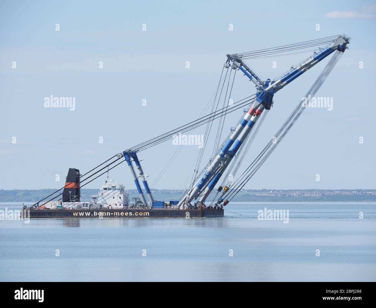 Floating sheerleg crane hi-res stock photography and images - Alamy