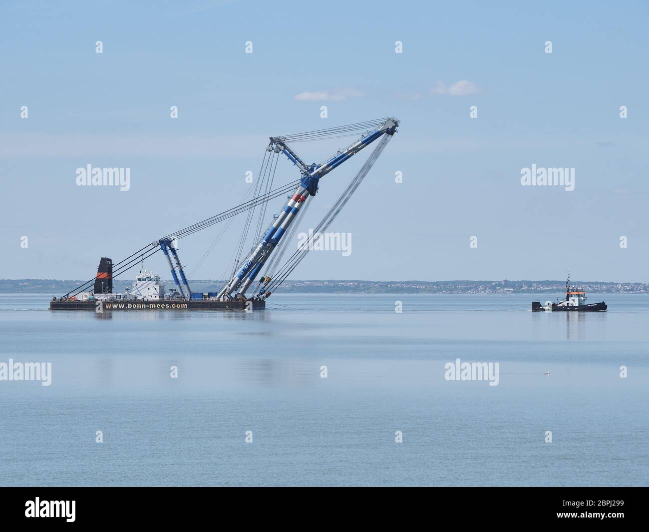 Floating sheerleg crane hi-res stock photography and images - Alamy