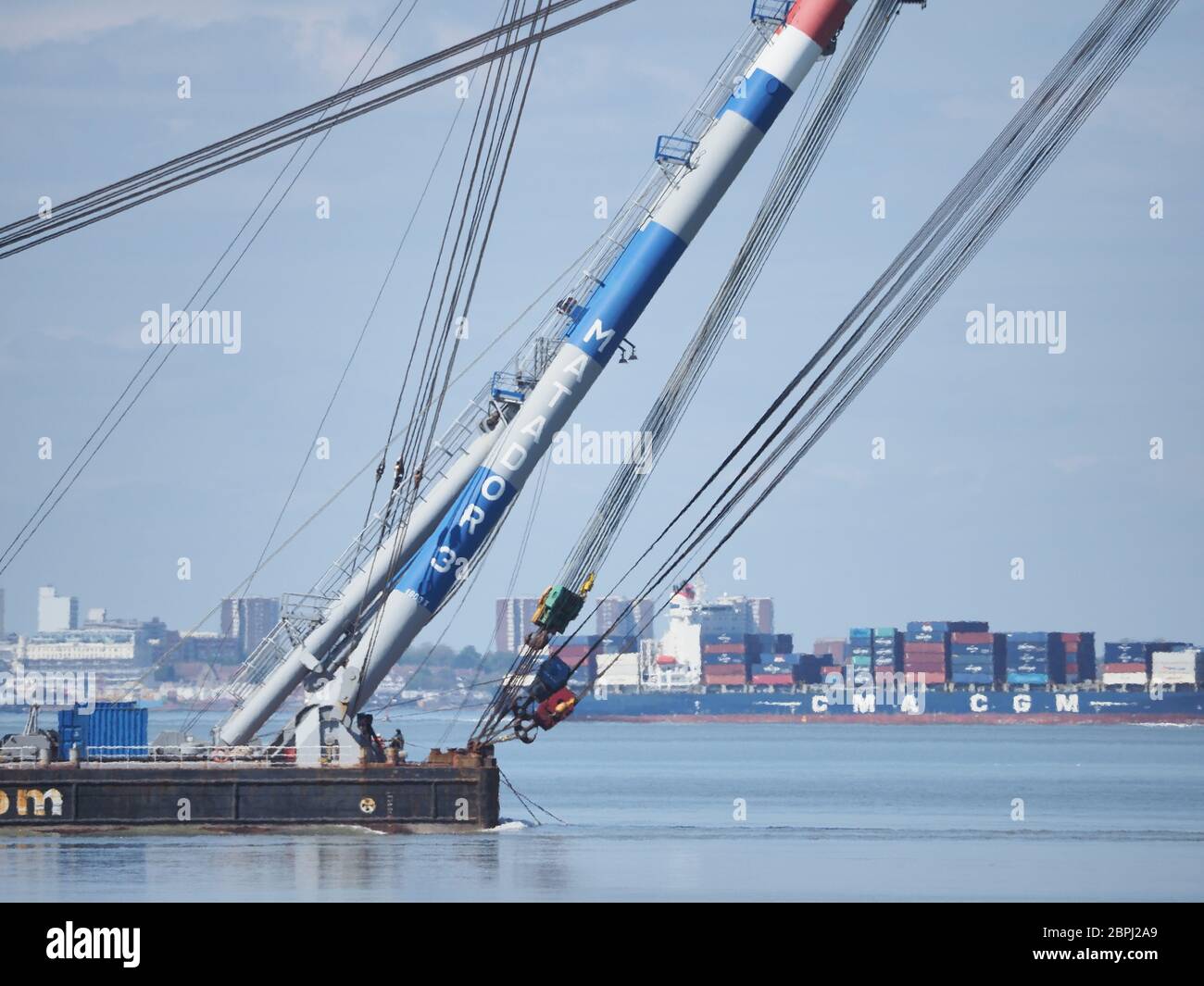 Floating sheerleg crane hi-res stock photography and images - Alamy