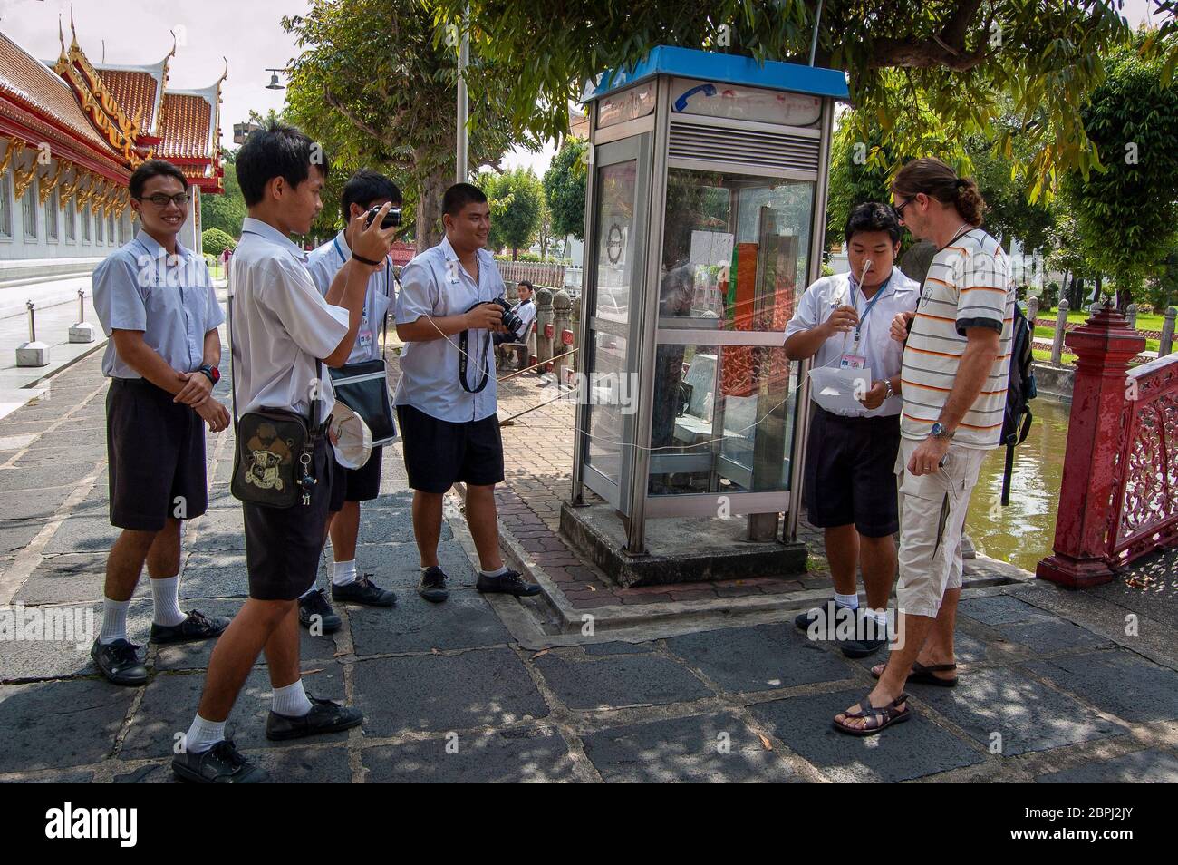 Thai students at Marble Temple in Bangkok Stock Photo - Alamy