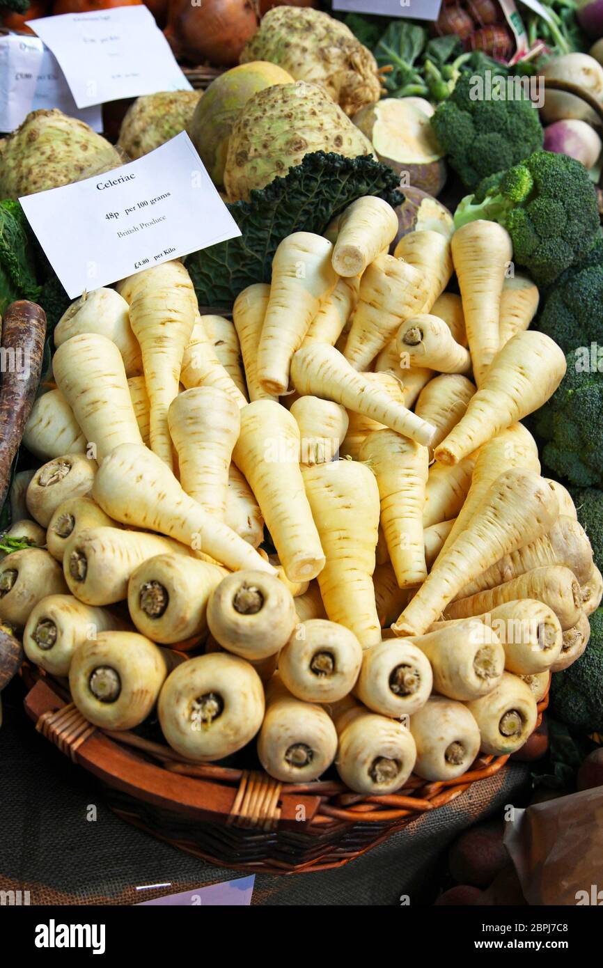 Big bunch of parsnip root vegetables at market Stock Photo - Alamy