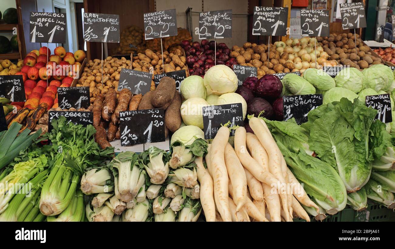 Fresh Vegetable Produce at Farmers Market Stall Stock Photo - Alamy