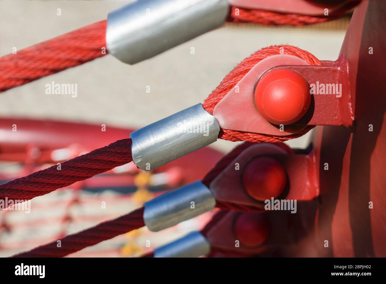 fastening of the red rope wire to the eyelets of the transverse metal ...