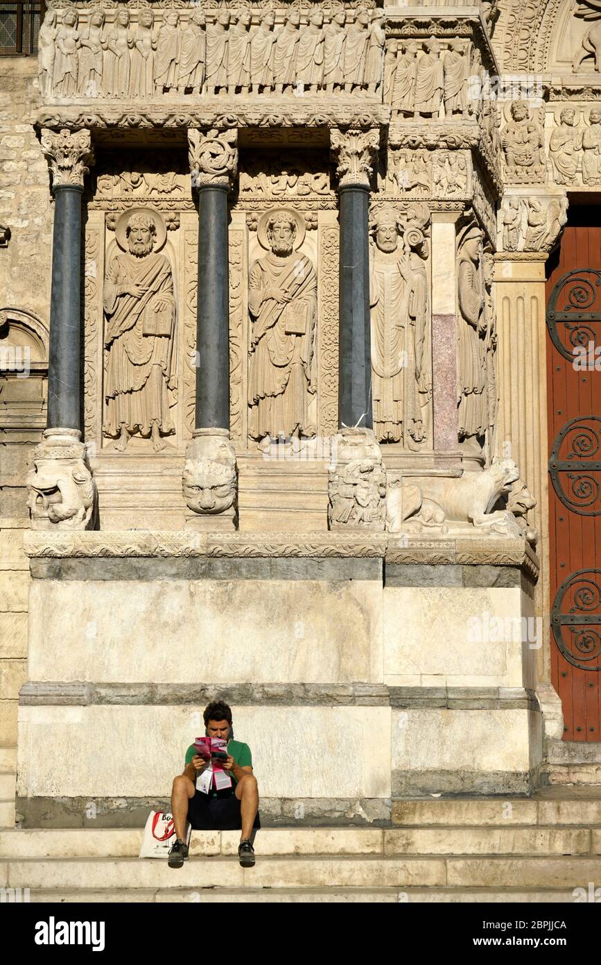 Romanesque sculptures hi-res stock photography and images - Alamy