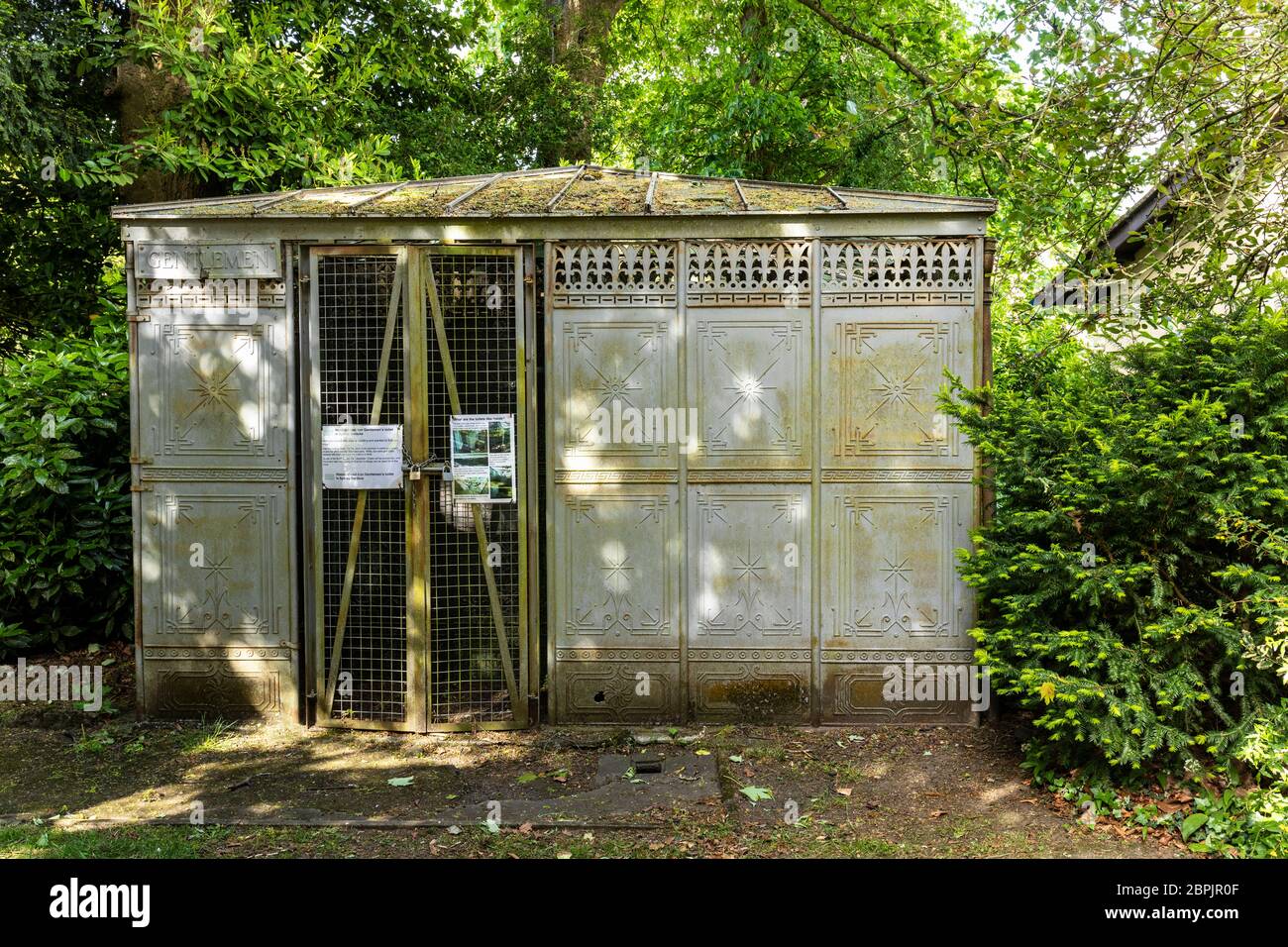 Mens public toilets hi-res stock photography and images - Alamy