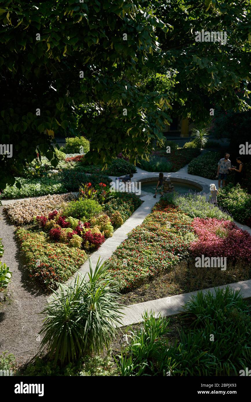 Van gogh arles garden hi-res stock photography and images - Alamy