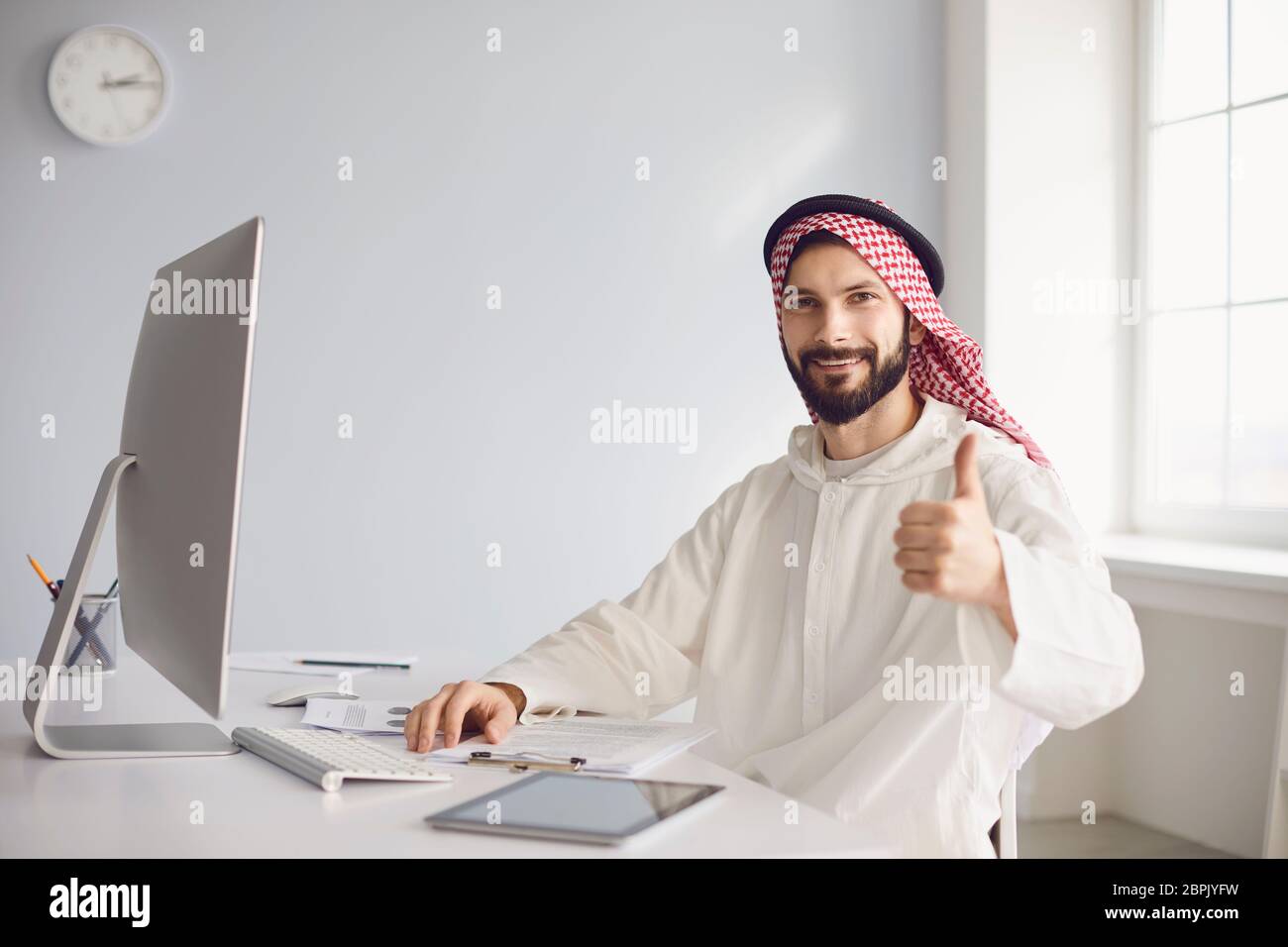 Saudi arab man computer office hi-res stock photography and images - Alamy