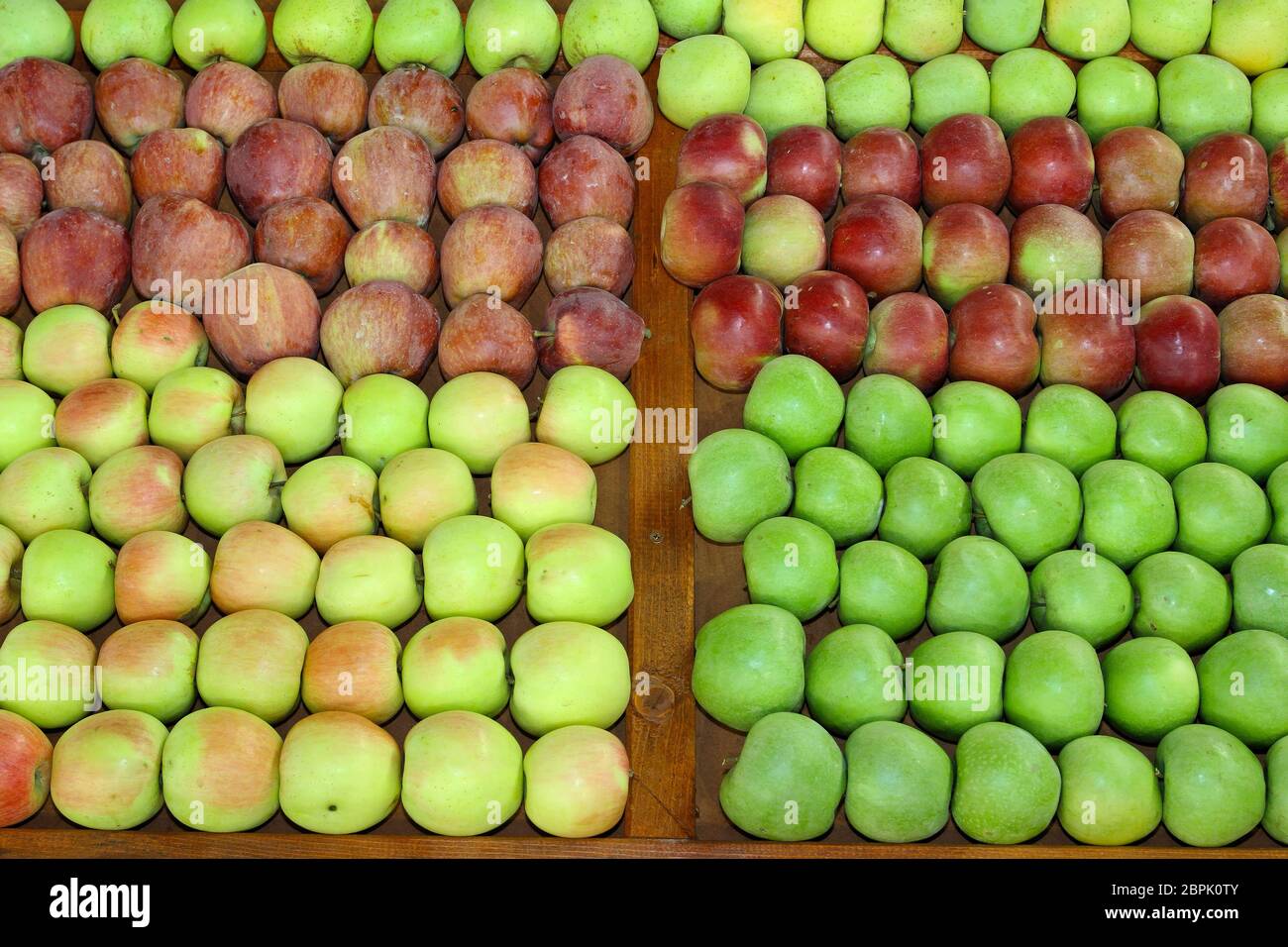 Organic apples variety at market stall Stock Photo - Alamy
