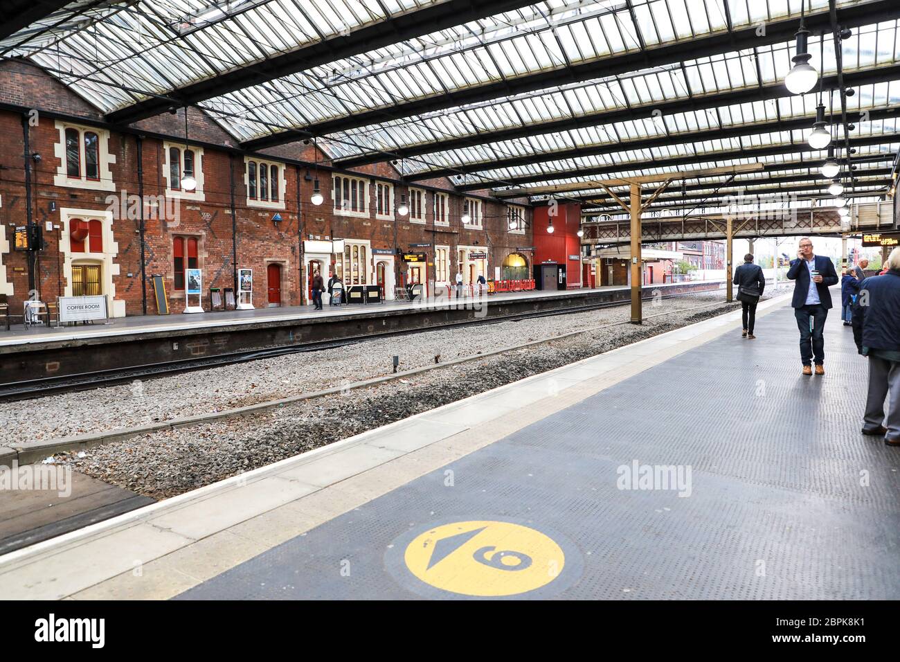 Passengers on platforms hi-res stock photography and images - Alamy