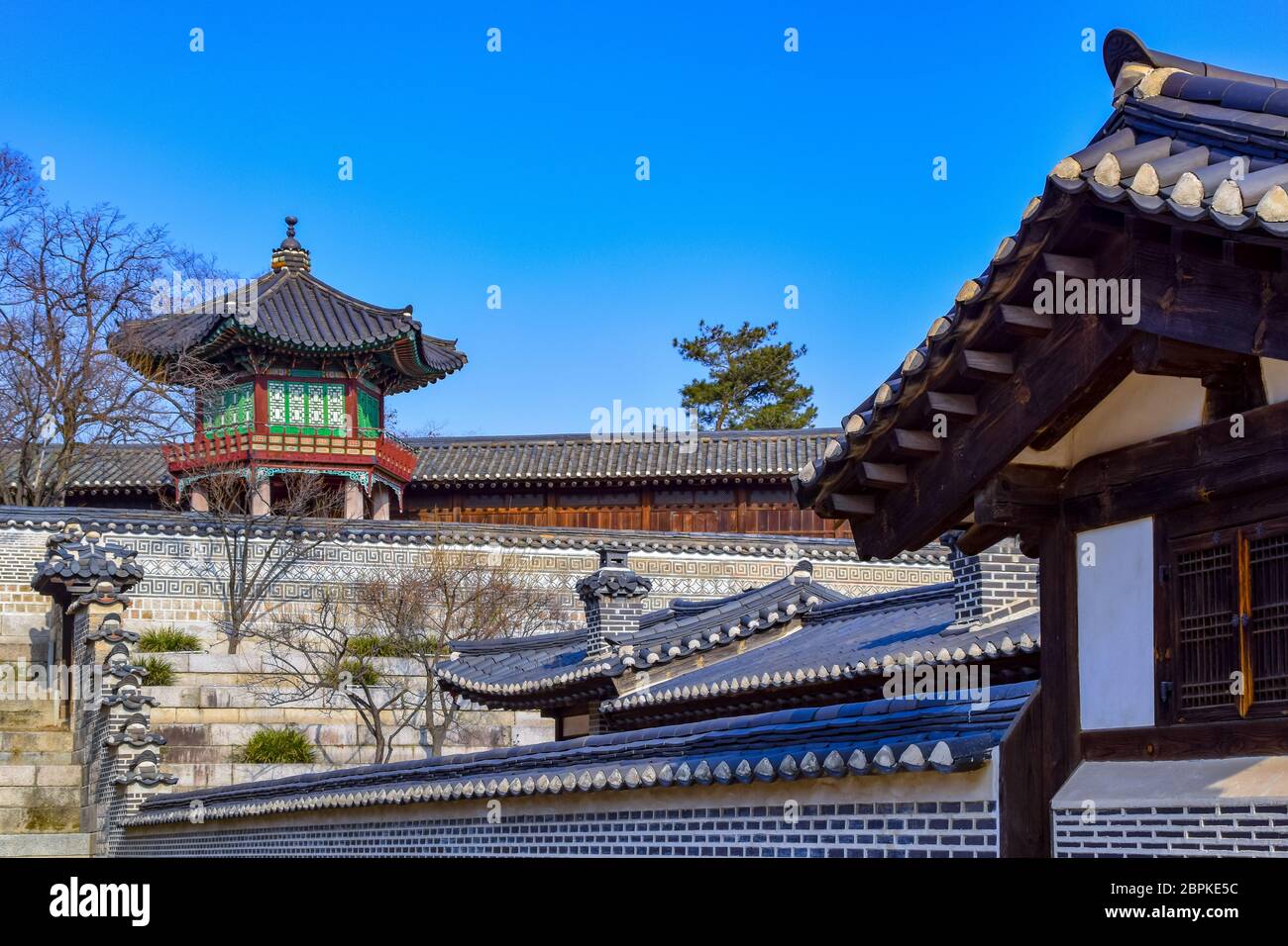 Traditional korean courtyard hi-res stock photography and images - Alamy