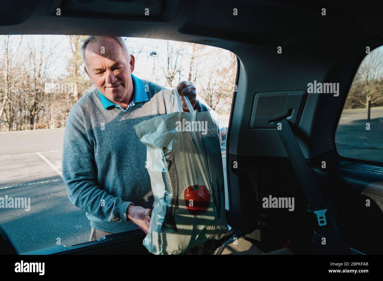 Man in car boot hi-res stock photography and images - Alamy