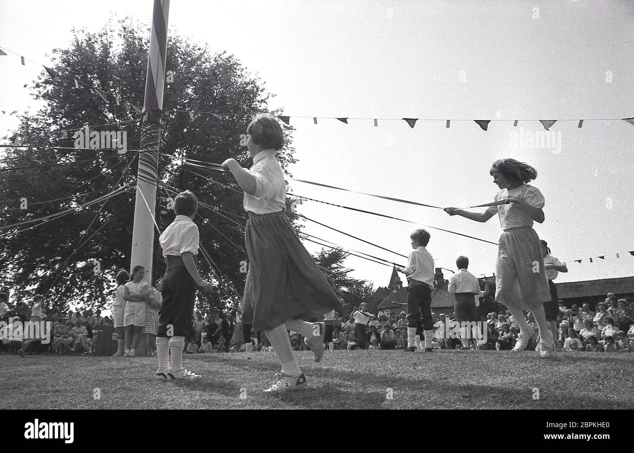 Village green uk 1980s hi-res stock photography and images - Alamy