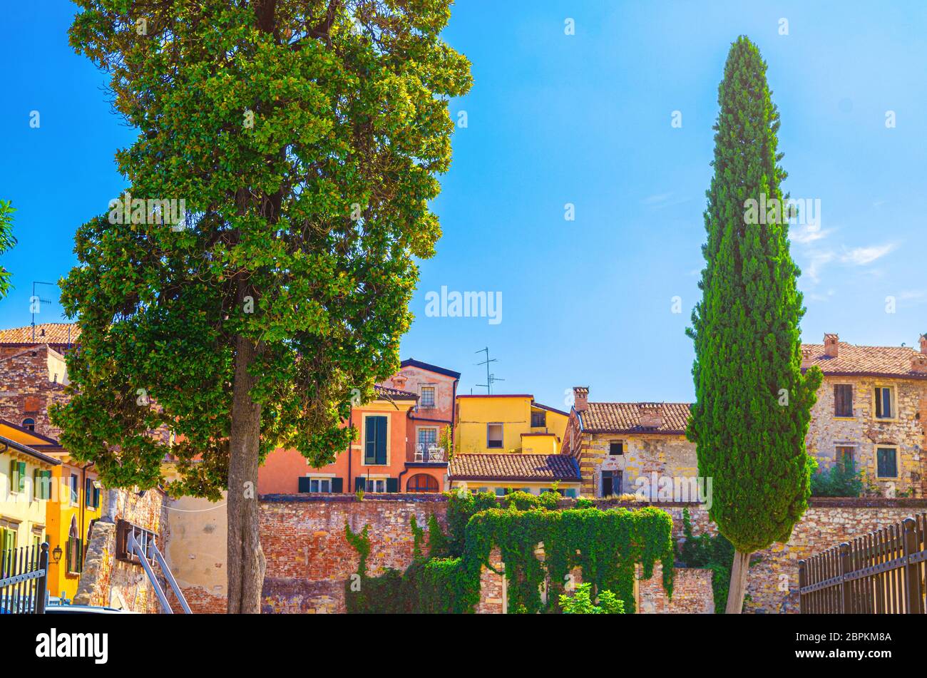 Traditional houses and walls hi-res stock photography and images - Alamy