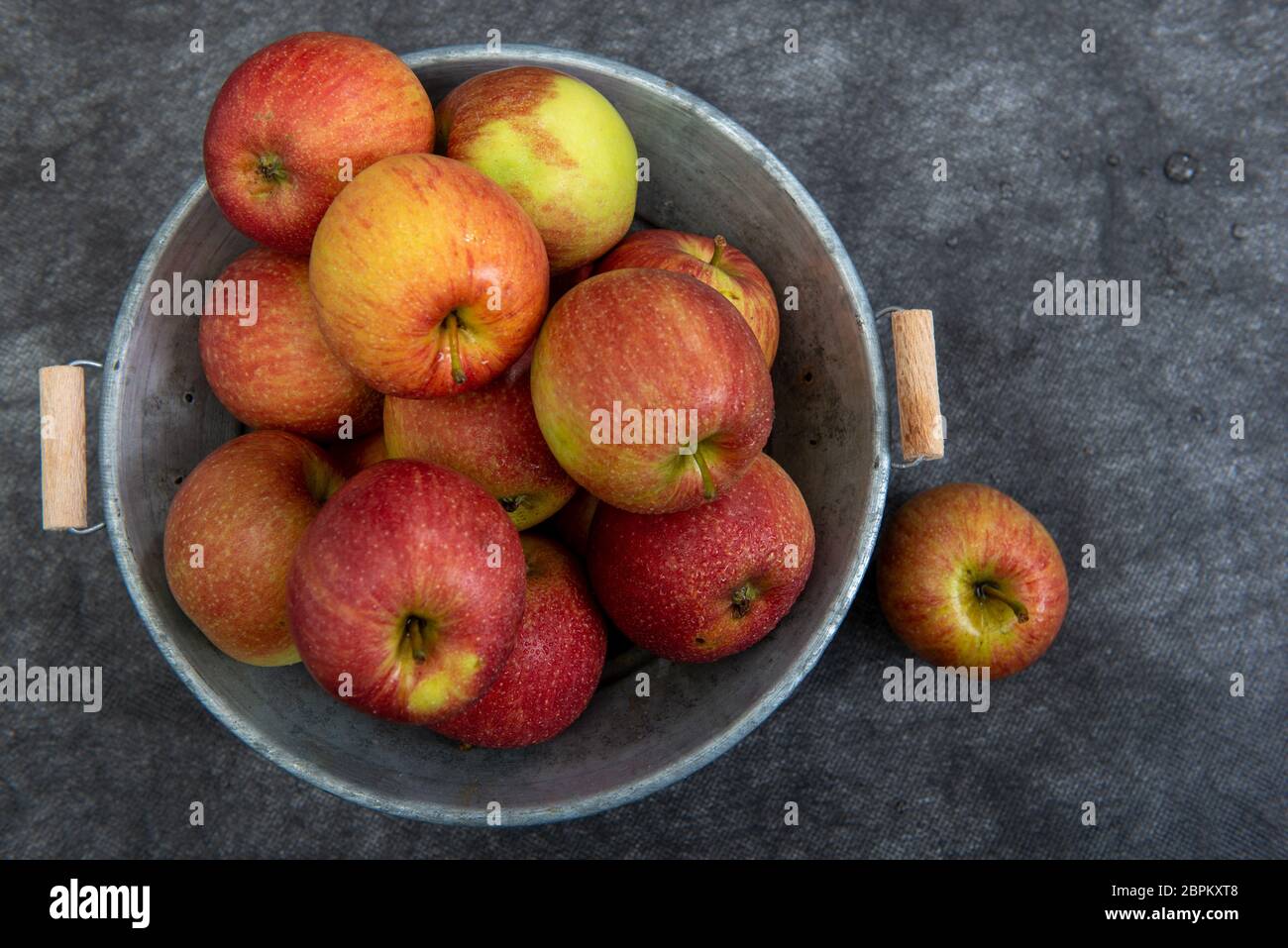 Vintage metal bowl red apples hi-res stock photography and images - Alamy