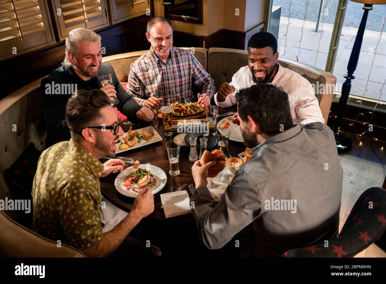Men at restaurant booth hi-res stock photography and images - Alamy