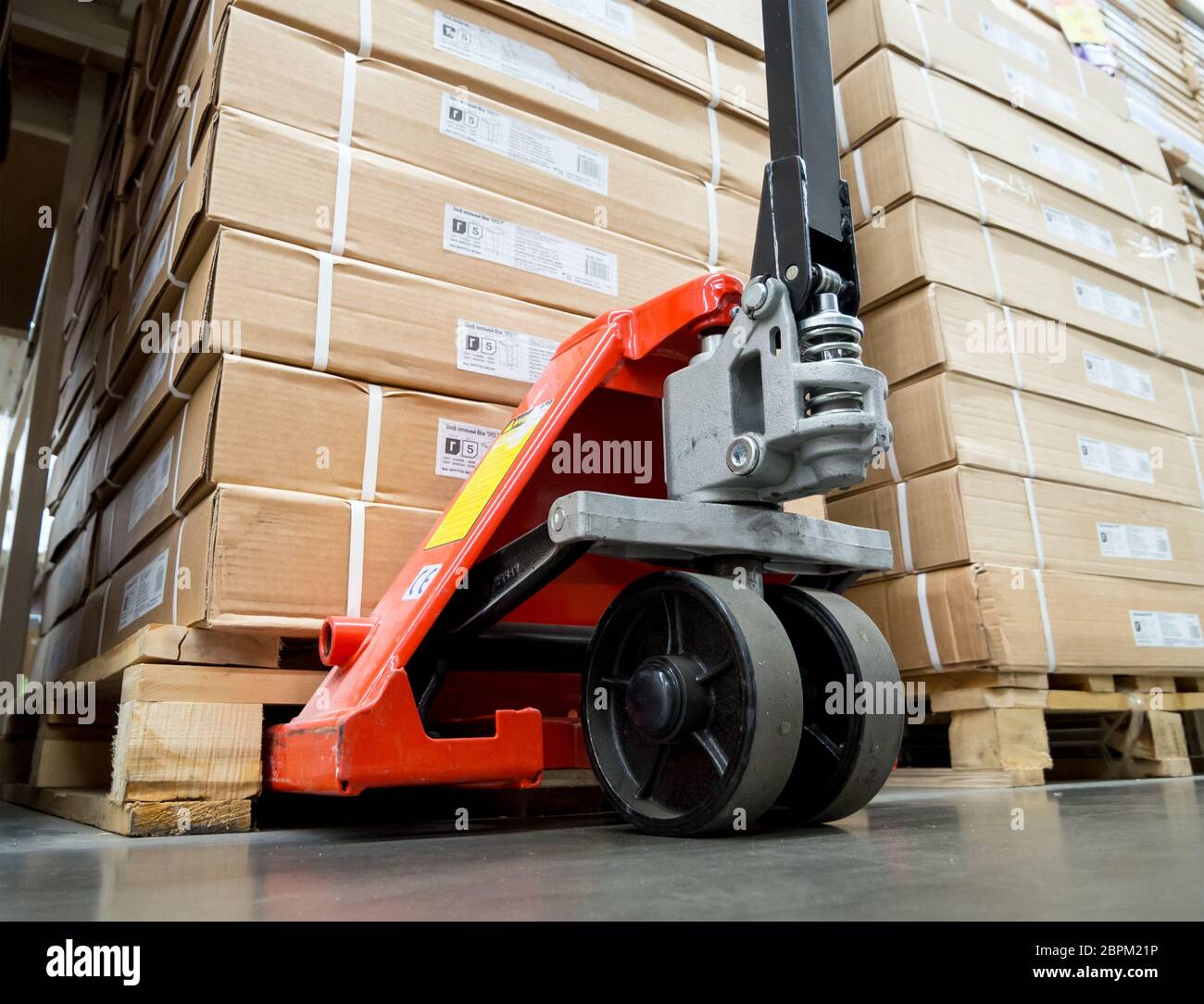 Hand hydraulic lift pallet trolley hi-res stock photography and images ...