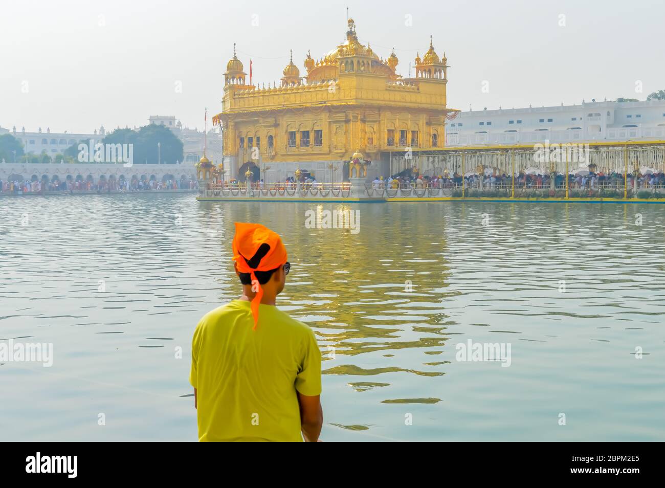Sikh pilgrim praying in holy tank near Golden Temple (Sri Harmandir ...
