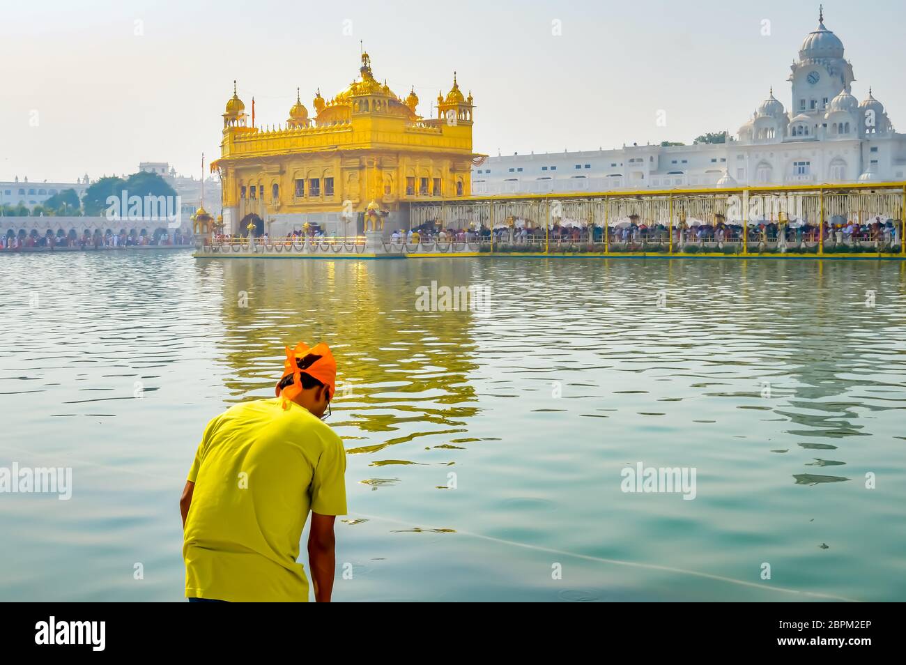 Sikh pilgrim praying in holy tank near Golden Temple (Sri Harmandir ...