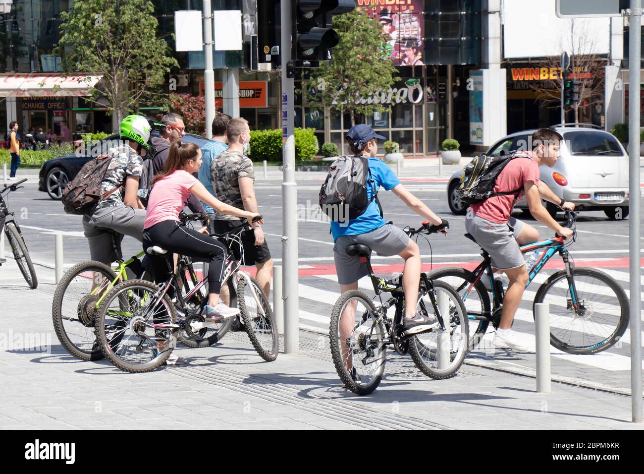 Teens crossing road city hi-res stock photography and images - Alamy