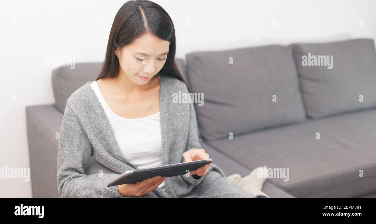 Woman use of tablet computer at home Stock Photo - Alamy