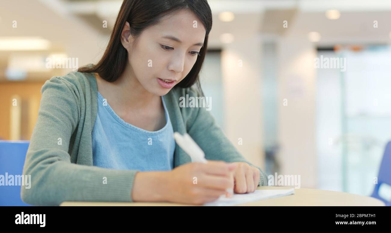 Student study for her test Stock Photo - Alamy