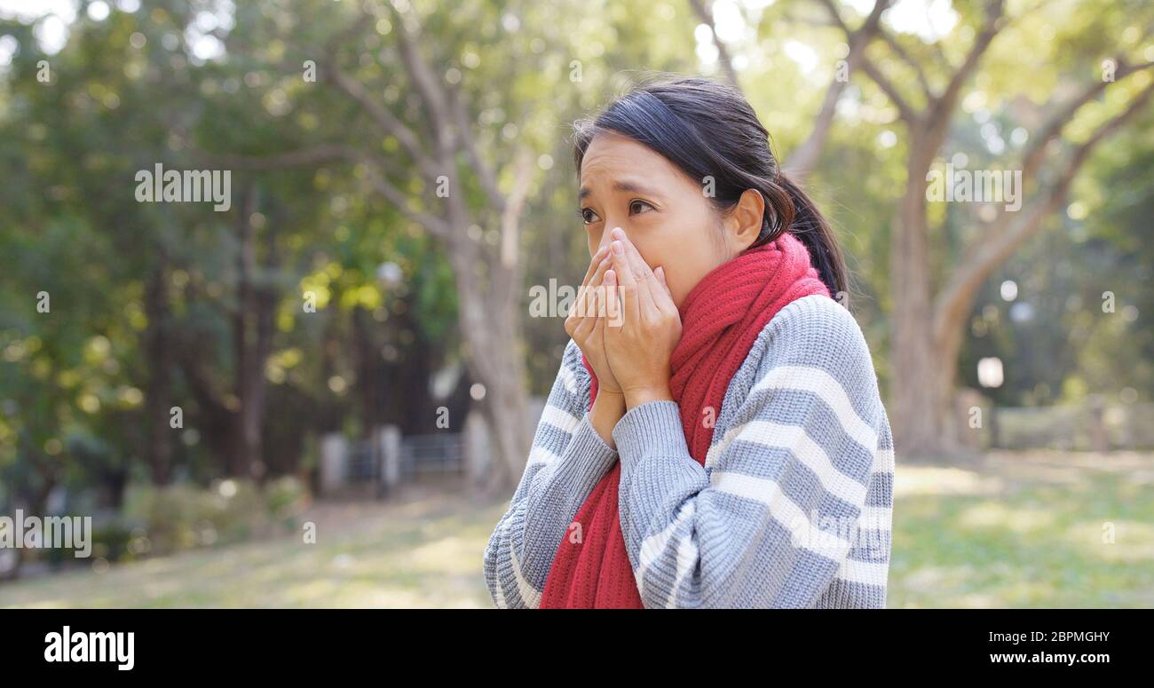 Woman feeling so cold at outdoor at winter time Stock Photo - Alamy